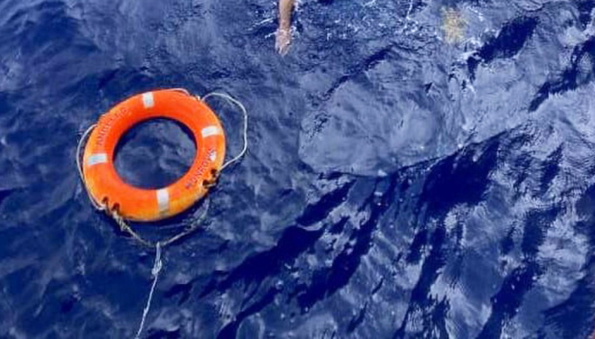 Sopravvive in mare per 14 ore aggrappato a una boa. La storia