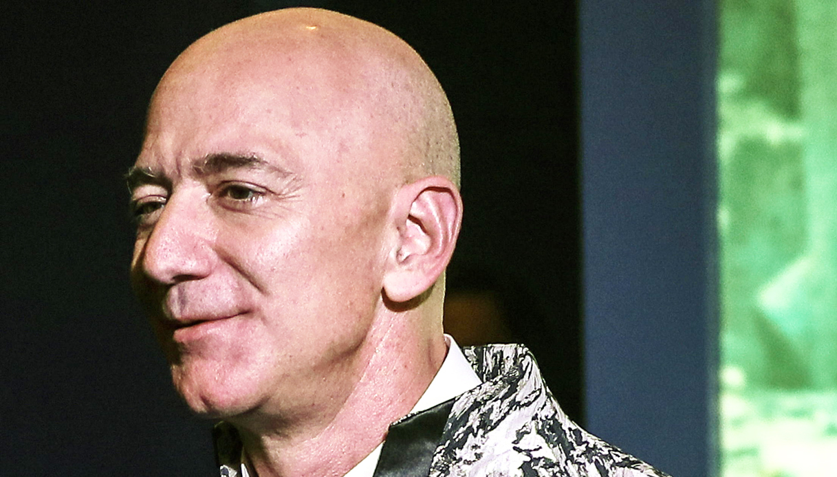 Perché Jeff Bezos lascia a sorpresa la guida di Amazon