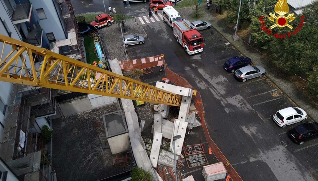 Maltempo, gru crollata su un palazzo a Rozzano dopo il temporale