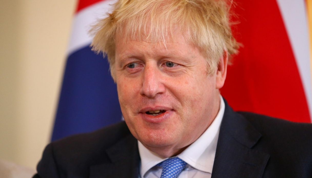 Green pass, dietrofront di Johnson: perché ha cancellato l'obbligo