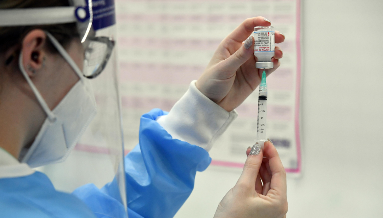 Vaccino Moderna, con seconda dose rischi per il cuore: l'ipotesi Ema