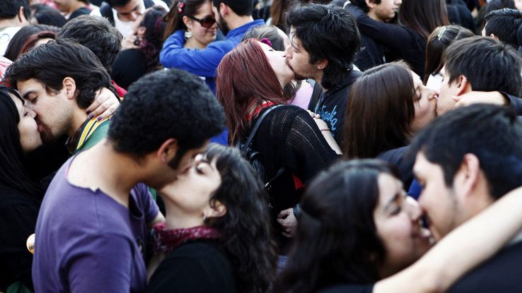 Giornata internazionale del bacio: il 13 aprile quello record dalla ...