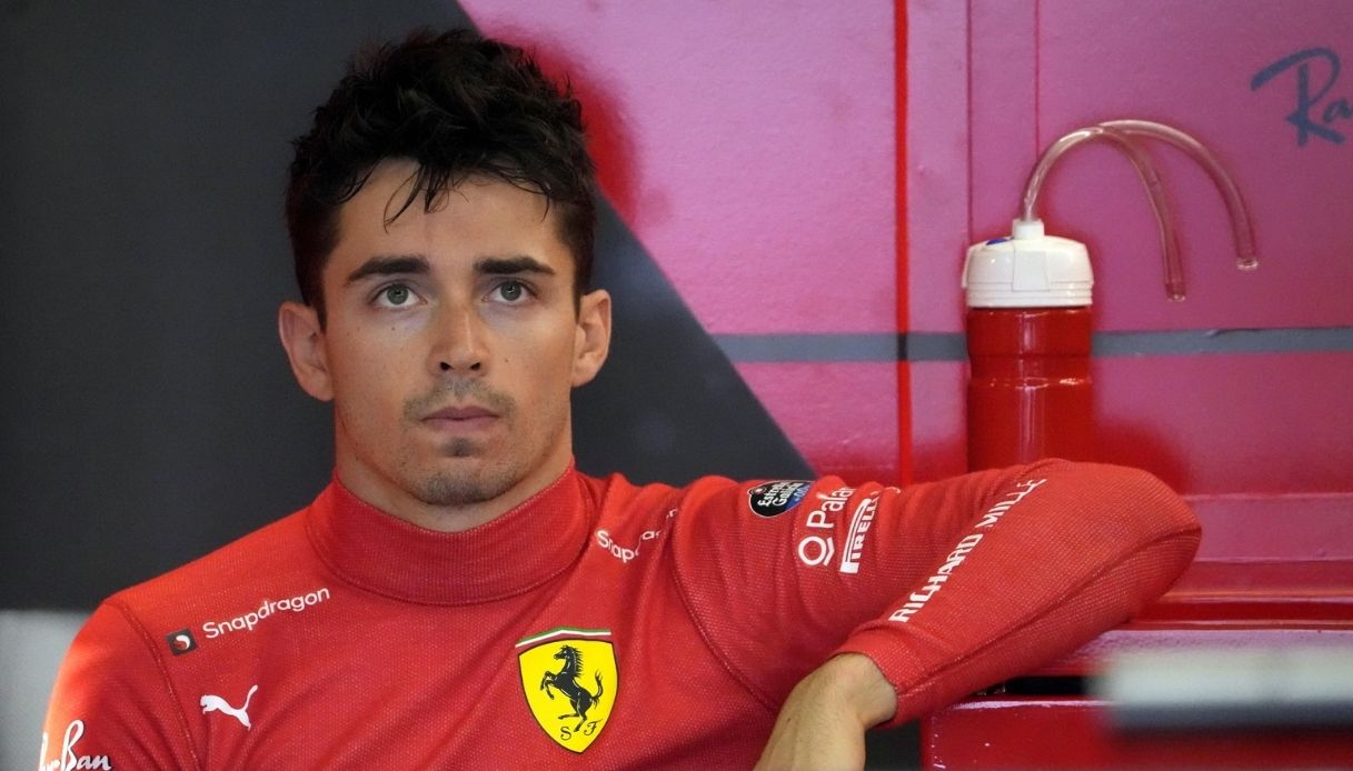 Leclerc rapinato a Viareggio: gli chiedono un selfie e gli rubano il ...