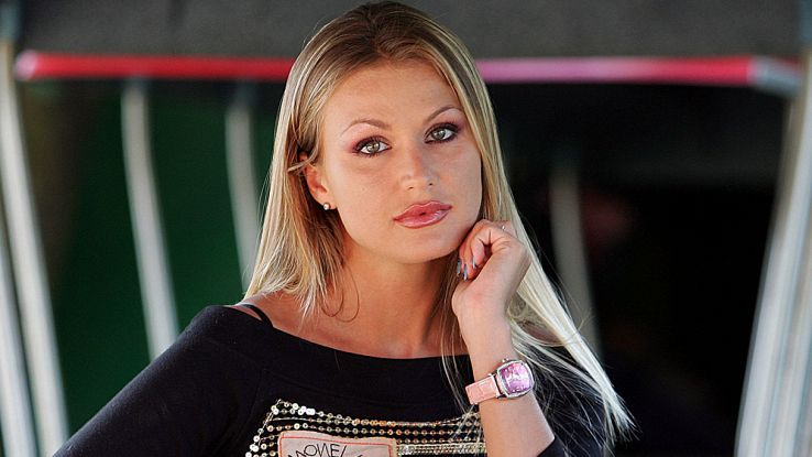 Eva Henger dimessa dall'ospedale, ma costretta in sedia a rotelle: le ...