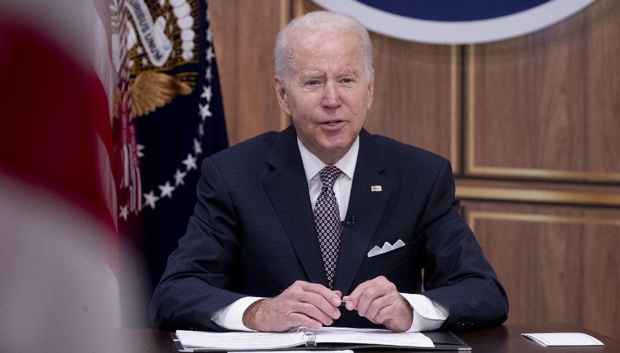 Joe Biden cade durante un giro in bicicletta: si rialza e annuncia ...