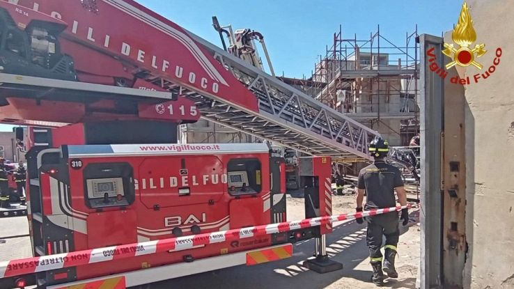Milano, crollo in un edificio in costruzione: ci sono feriti. La situazione
