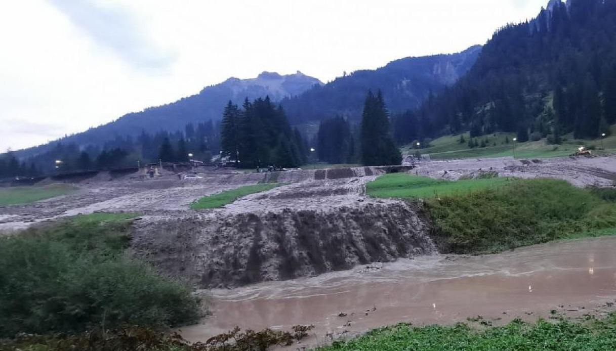 Maltempo, Nord Italia flagellato: allagamenti, colate di fango, frane ... Maltempo, Nord Italia flagellato: allagamenti, colate di fango, frane ...