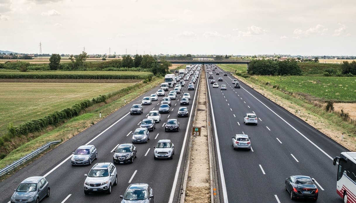 Giovane coppia muore con i quattro figli in un incidente in autostrada ...