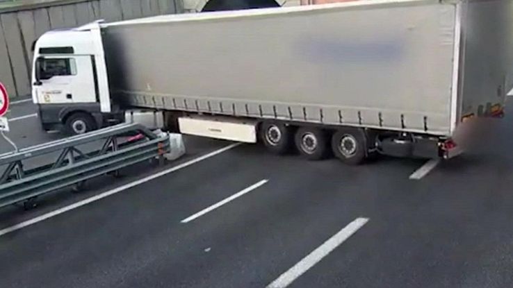 Tir e auto fanno inversione a U in autostrada, un video li incastra