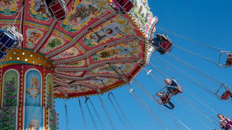 Gassino Torinese, donna sbalzata da una giostra: volo di 15 metri, come sta la 49enne ferita