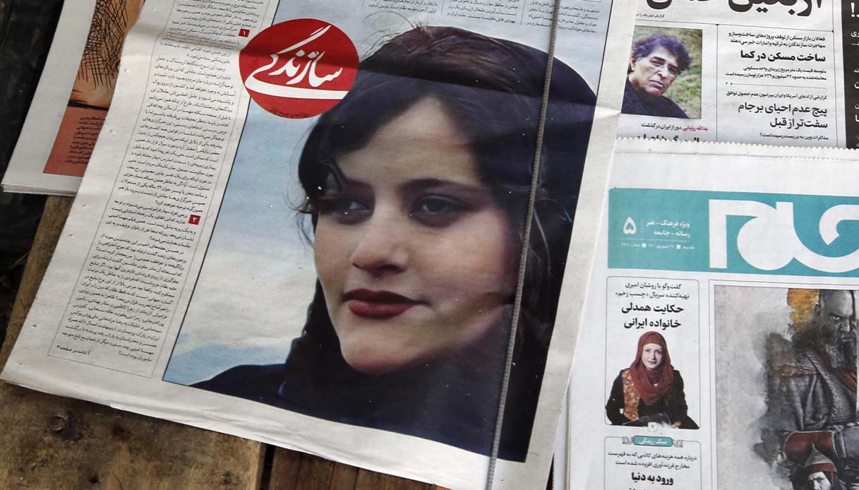 Mahsa Amini massacrata dalla polizia perché indossava male il velo ...