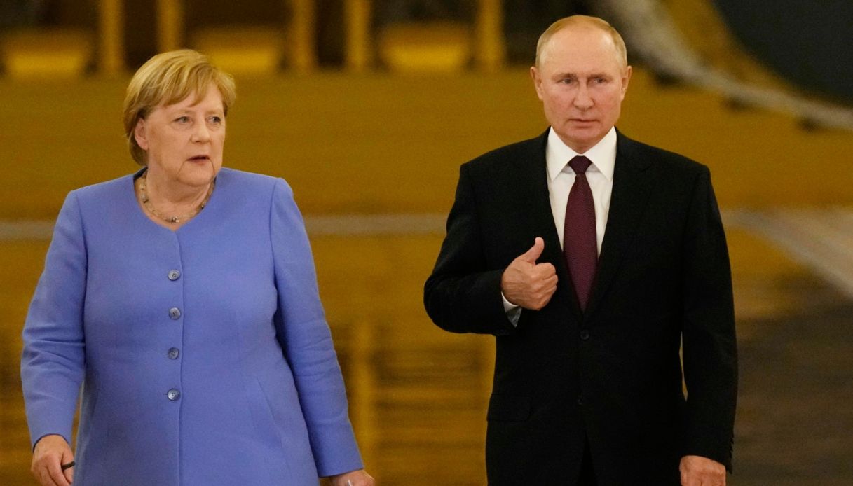 Minaccia nucleare di Putin, Angela Merkel lancia l'allarme: "Va preso ...