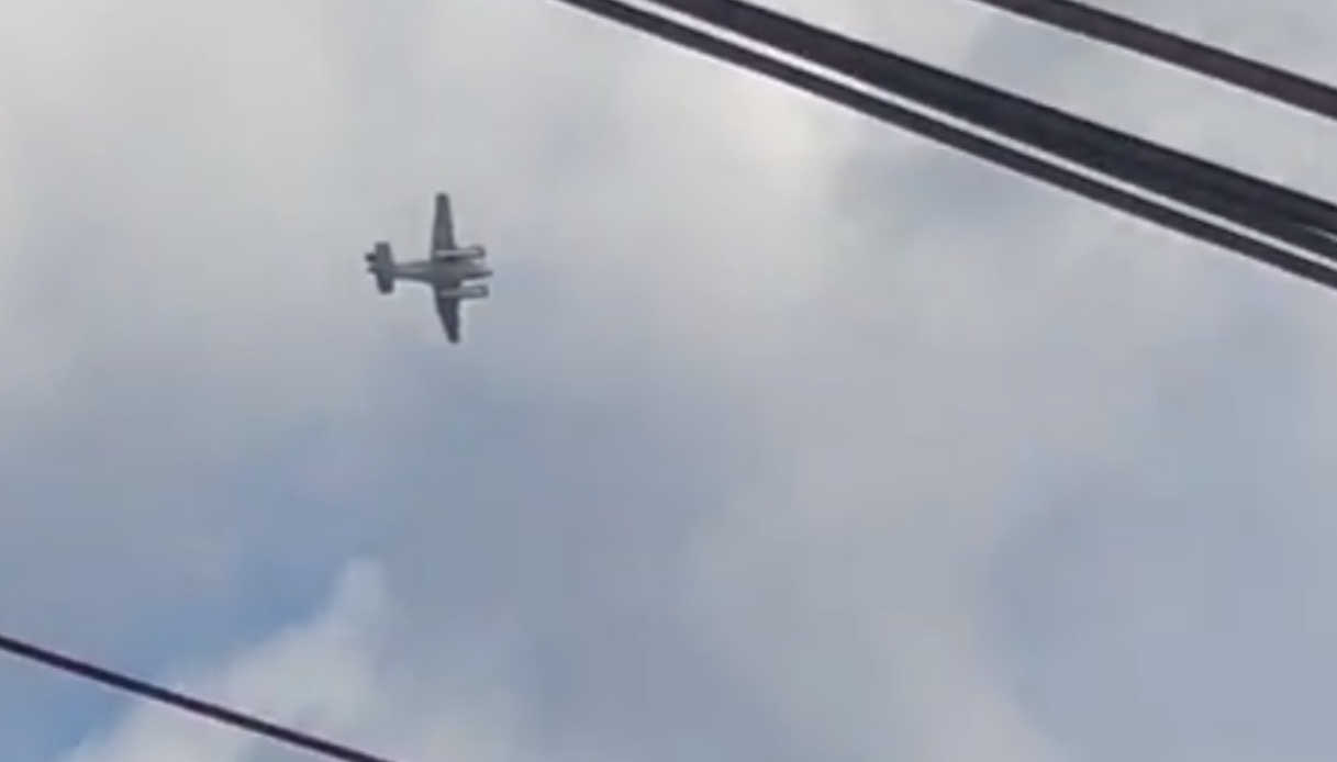 Ruba un aereo e minaccia di schiantarsi sul supermercato, arrestato all ... Ruba un aereo e minaccia di schiantarsi sul supermercato, arrestato all ...