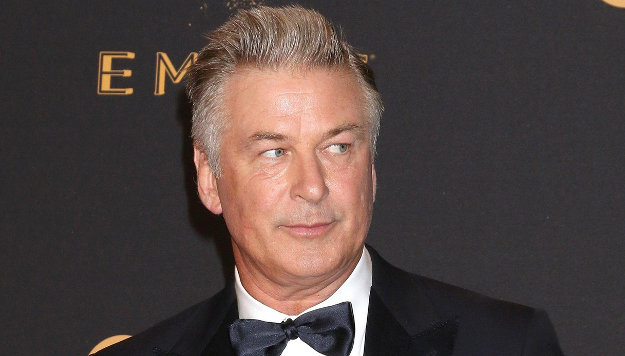 Alec Baldwin torna sul set di Rust col marito di Halyna Hutchins: l ...