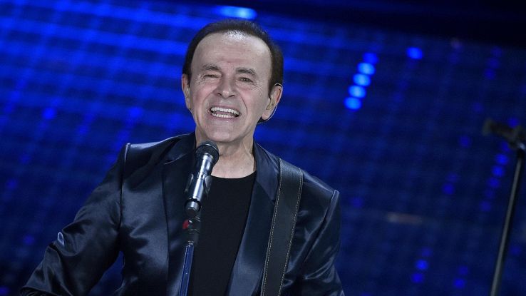 Dodi Battaglia, paura per l'ex Pooh: malore sul palco durante un ...