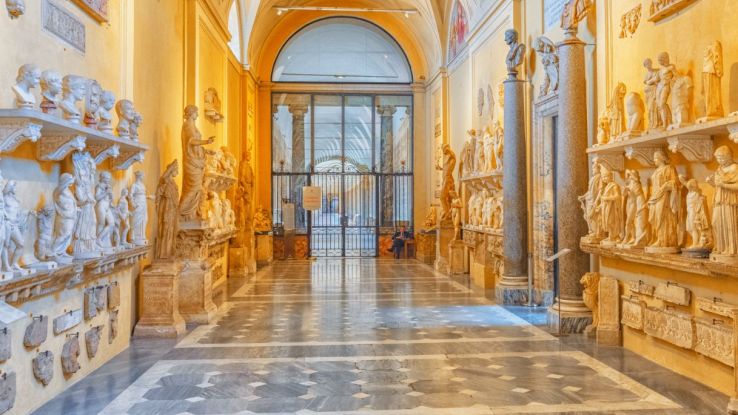 Musei Vaticani, "squilibrato" scaraventa a terra due busti: fermato ...
