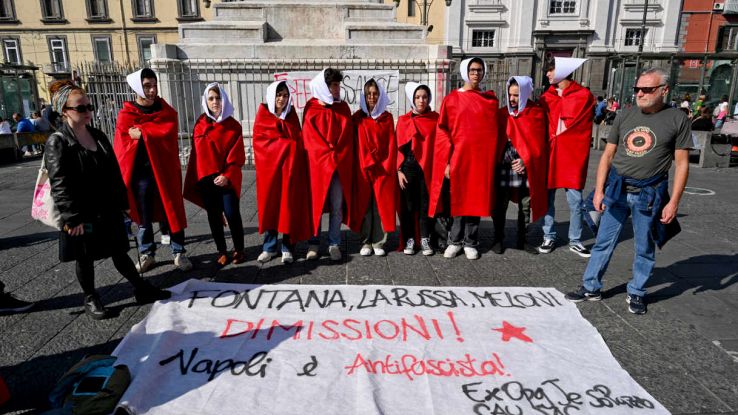 Napoli, flash mob delle donne contro La Russa e Fontana ispirato alle ...