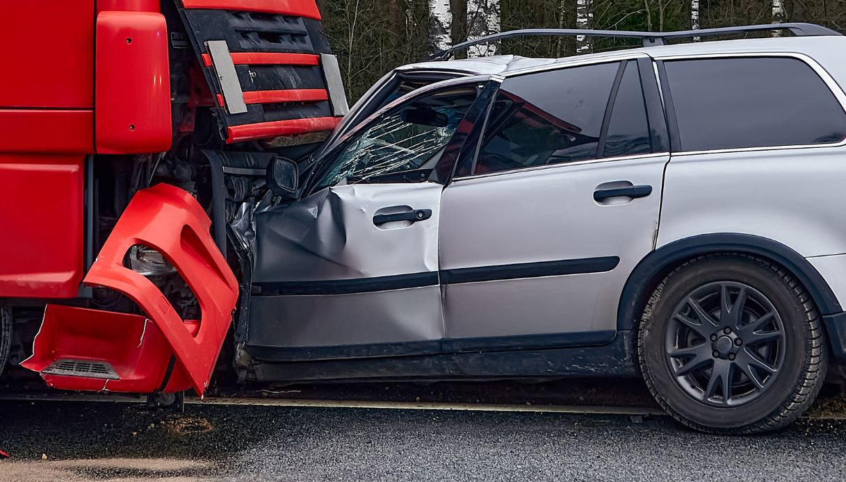 Incidente sulla Strada Statale 85 Venafrana: tir travolte un auto ...