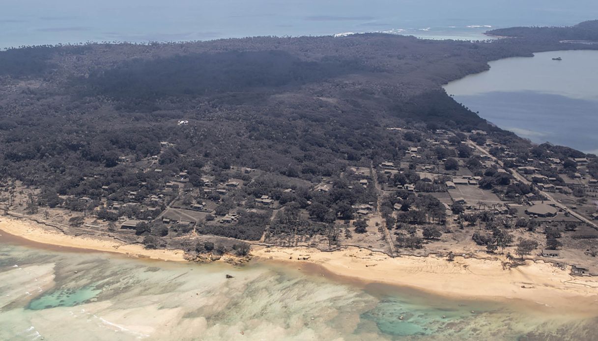Tonga, terremoto in mare con magnitudo a oltre 7.3: è allerta tsunami