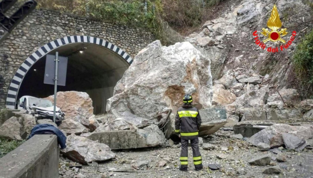 Frana tra Ballabio e Lecco, macigni su un furgoncino: in due illesi per ...
