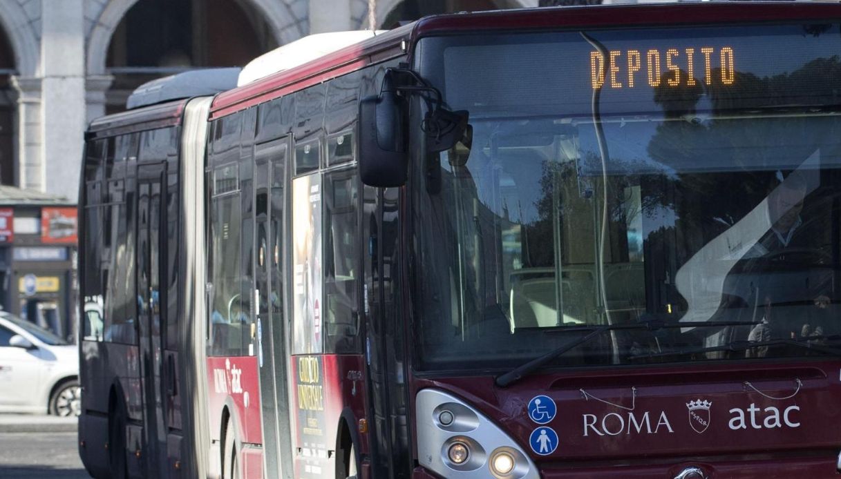 Ostia, morto ragazzo investito da bus Atac: si era allontanato dal ...