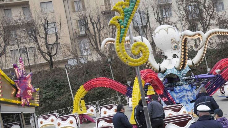 Frosinone, precipita dalla giostra e si schianta sulle inferriate ...