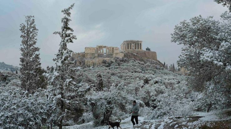 Grecia, la neve imbianca anche l'acropoli di Atene: il video del gelo ...