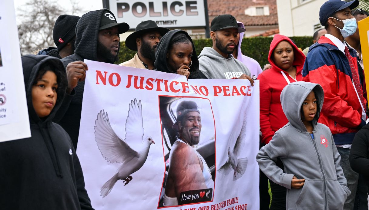 Polizia spara e uccide afroamericano in sedia a rotelle in California ...