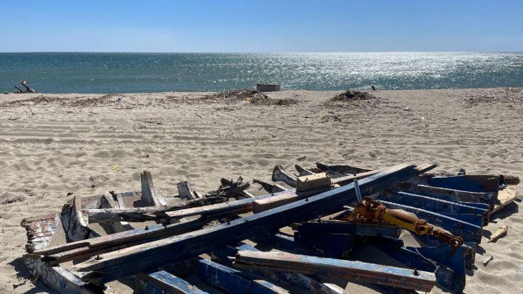 Zaino con un milione di euro sparito dopo il naufragio a Cutro: chi ...