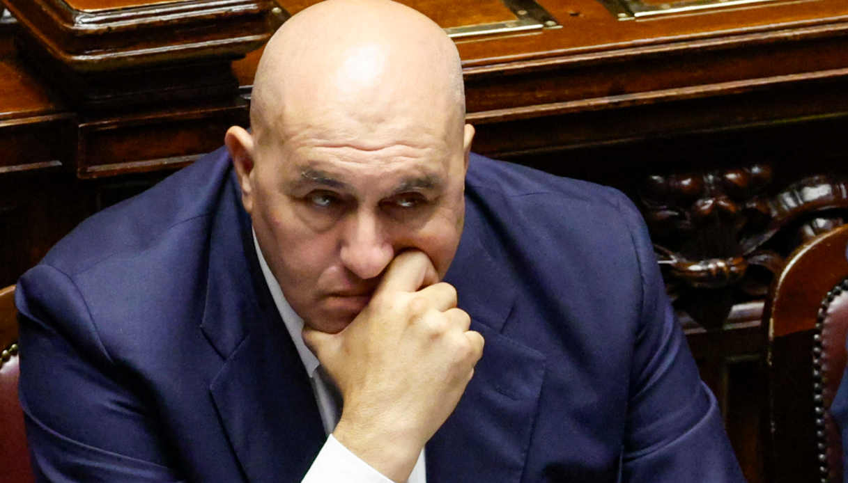 Crosetto accompagna una donna anziana dalla polizia ma l'agente non lo ...