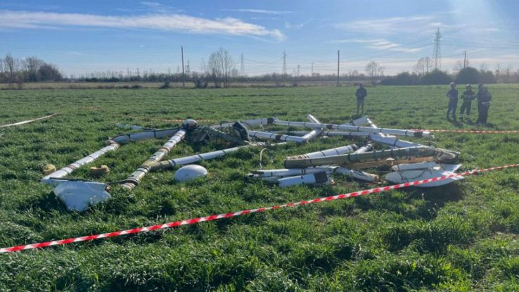 Paura a Brescia per un'enorme antenna caduta da un elicottero: indagini ...