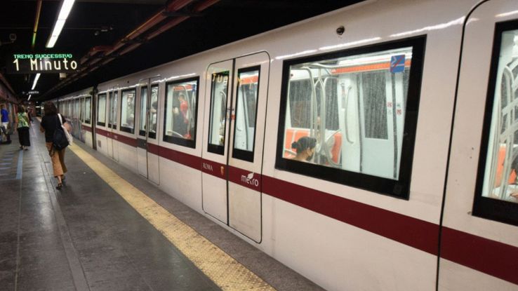 Si lancia sui binari della metro a Roma e muore investito dal treno ...