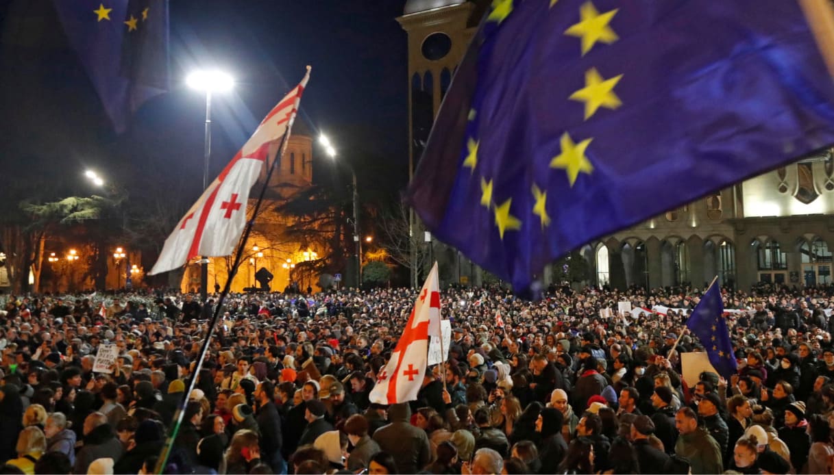 Manifestanti attaccano Parlamento in Georgia per protestare contro una ...