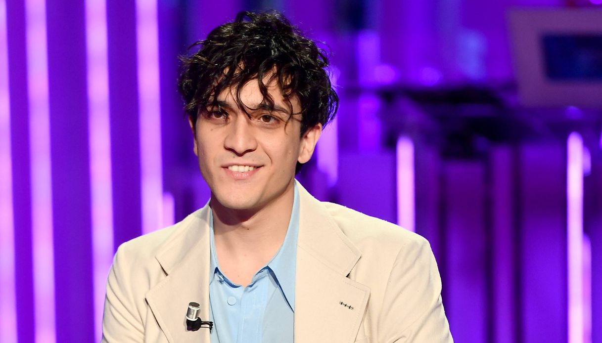 Tananai canta la sua Tango con l'artista di strada in via del Corso a ...