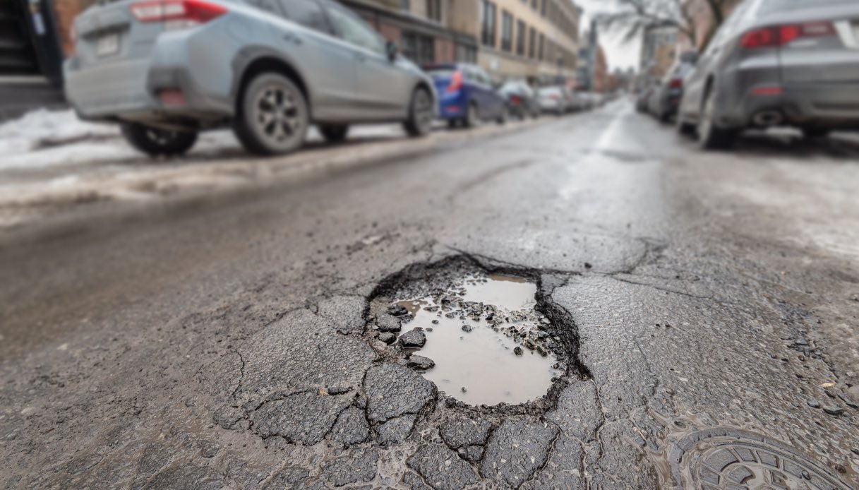 Multato a Barlassina per aver riparato buca in strada: sanzione da 882 ...