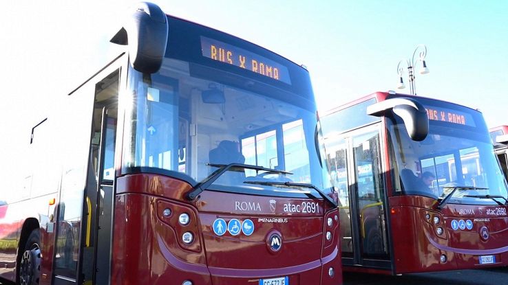 Insegue bus Atac a Roma che gli aveva bucato il pallone: 22enne ...