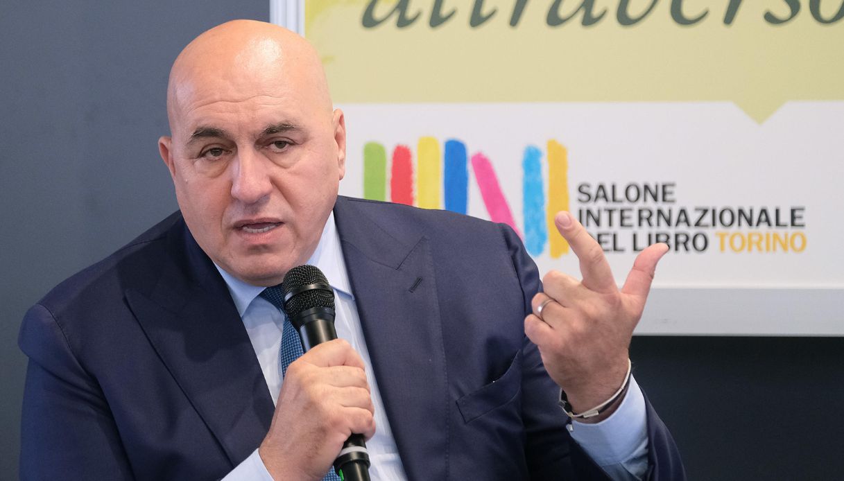 Il ministro della Difesa Guido Crosetto contro Twitter: “Il mio profilo fake ha la spunta blu ...