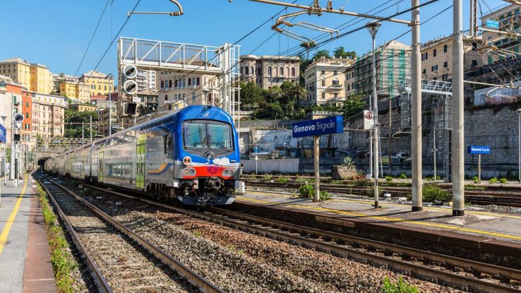 Operaio travolto sui binari nella stazione Brignole di Genova: cade e ...
