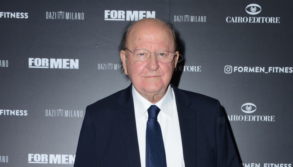 Il video di Massimo Boldi che con l'auto resta bloccato tra le rotaie ...