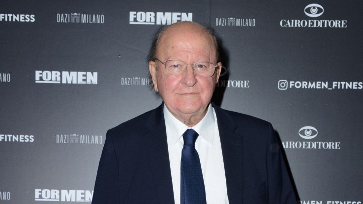 Il video di Massimo Boldi che con l'auto resta bloccato tra le rotaie ...