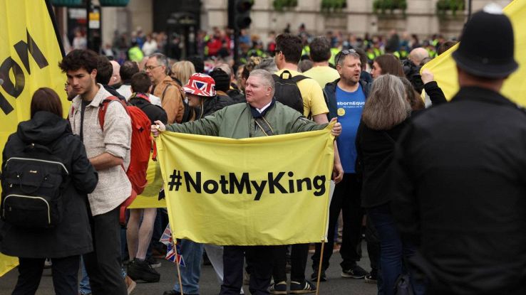 Proteste all'incoronazione di Carlo III: "Not my king", il video dei ...