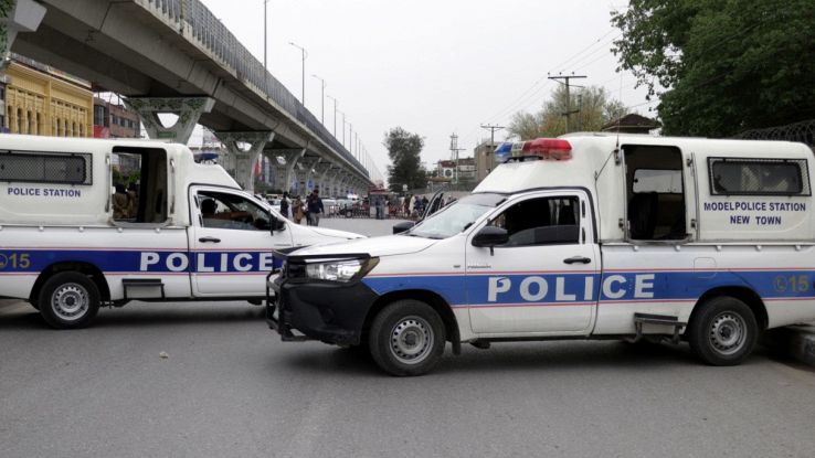 Attentati in due scuole del Pakistan con almeno 8 insegnanti morti: la ...