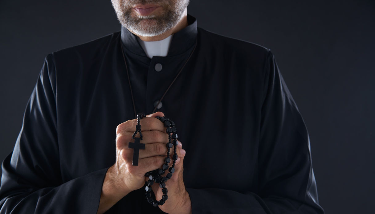 Prete condannato per stalking ai danni di un 29enne: 1 anno e 10 mesi ...