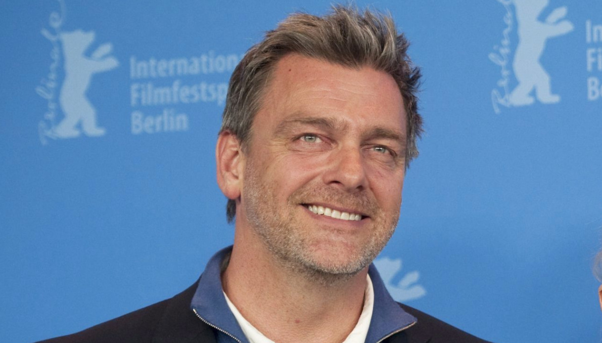 L'attore Ray Stevenson morto improvvisamente sul set di Ischia: il ...