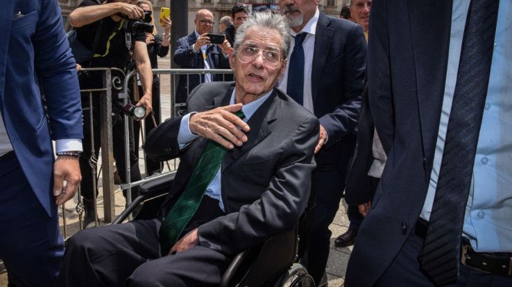 Il video di Umberto Bossi al funerale di Silvio Berlusconi: il ...