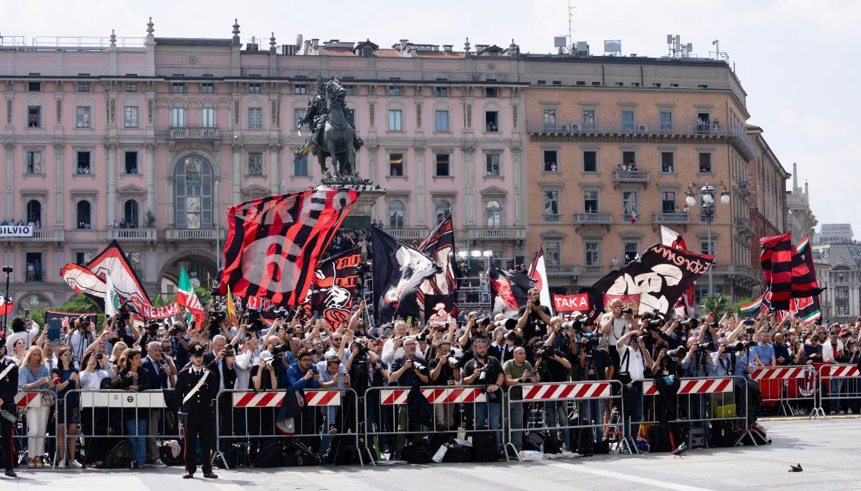 Video della giornalista del Tg5 commossa durante il coro "Chi non salta ...
