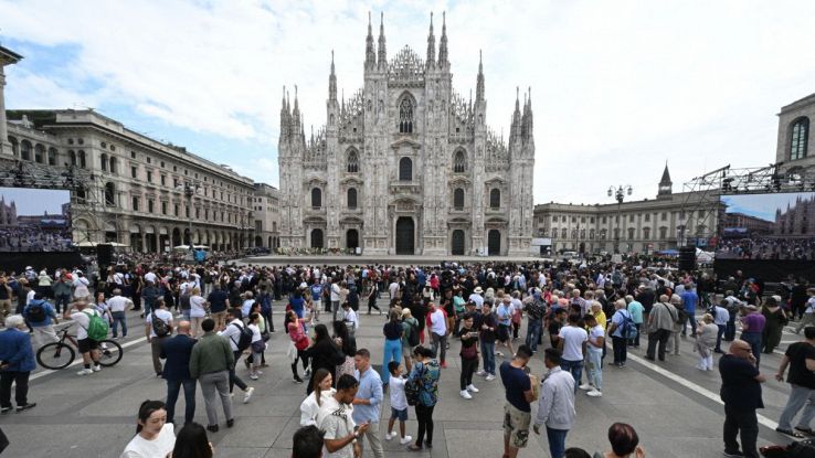 Donna ha un malore in piazza Duomo ai funerali di Silvio Berlusconi: portata via in barella dai ...
