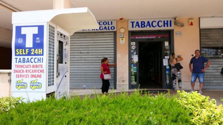 Tabaccaio spara agli aggressori durante la rapina a Primavalle e viene ...