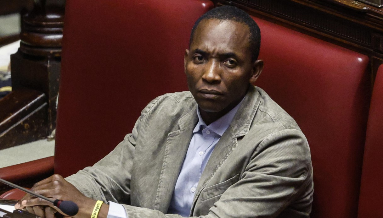 Ululati e cori razzisti in Aula quando parla Soumahoro, il video della ...