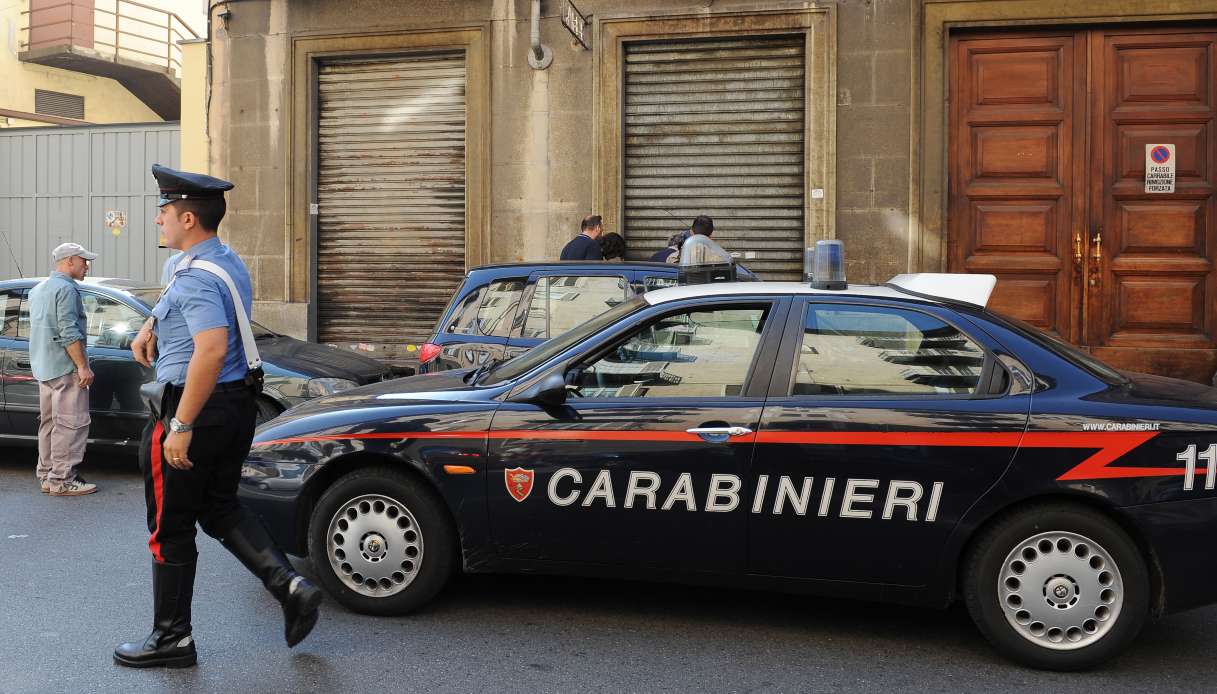 Lite tra 80enni in spiaggia a San Felice Circeo davanti a tante ...